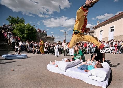 Comienza en u pueblo de Burgos la fiesta en la que saltan bebés