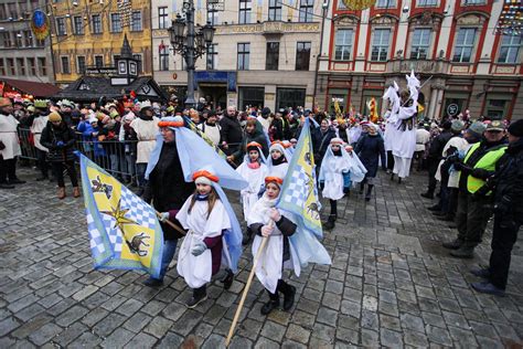 Orszak Trzech Króli na ulicach Wrocławia Deszcz i zimno ale było kol