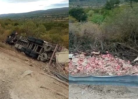 Carreta Carga De Biscoitos Tomba Na BR 230 Em Fronteiras Portal