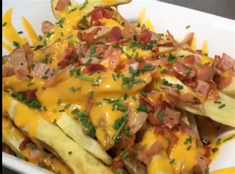 Receta Cómo preparar papas fritas con tocino y queso cheddar Sagrosso