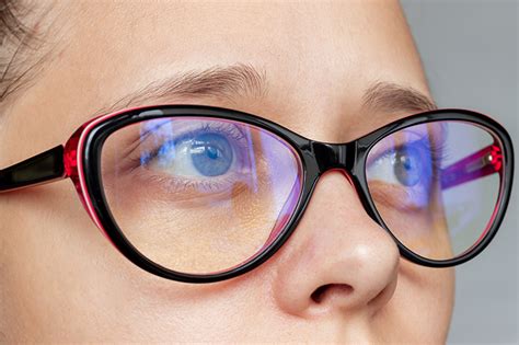 Effets de la lumière bleue et comment les opticiens peuvent éduquer les