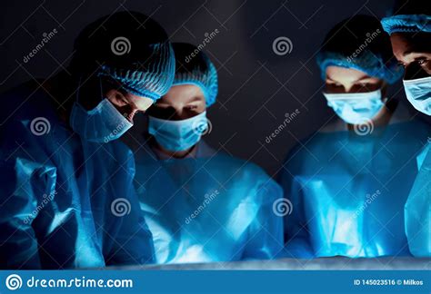 Equipo De Cirujanos Profesionales Que Realizan Cirug A En Hospital Foto