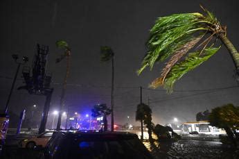 Uragano Milton In Florida Blackout Tornado Multipli E Vittime Il