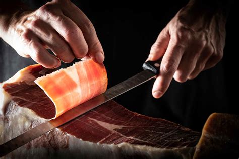 Aprende el arte de cortar un jamón para disfrutarlo lentamente como un