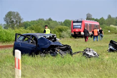 Stobno Wypadek na przejeździe kolejowym Pociąg uderzył w auto