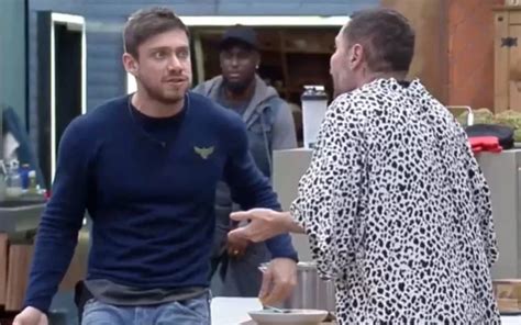 Alex Gallete acusa Vini Büttel de homofobia em A Fazenda 14