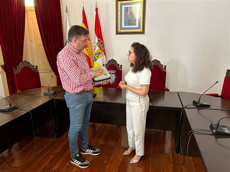 El Cabildo entrega un desfibrilador portátil al Ayuntamiento de Los