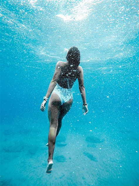 Wallpaper Women Underwater 1440x1920 WallpaperManiac 1457185
