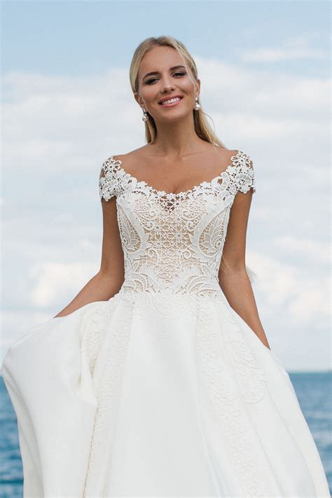 Robe de mariée à col bateau Oksana Mukha Paris