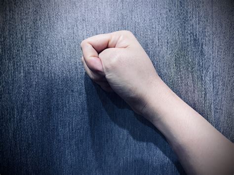 1000 ngày tôi nắm chặt tay mỗi khi lên giường cùng chồng Tri Thức