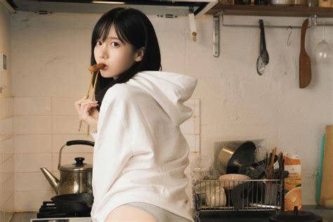 けんけんお尻丸出しパーカー同棲彼女のつまみぐいショット グラッチェ