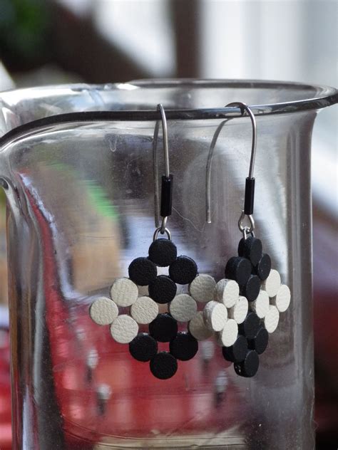 Boucles d oreilles en bulles de cuir Noir et blanc Création unique by
