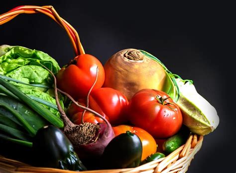 Foto De Una Cesta Llena De Verduras Sobre Un Fondo Negro Foto Premium