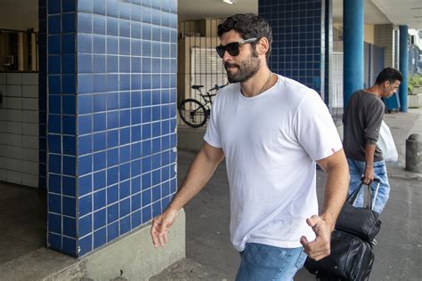 Kayky Brito novo vídeo mostra ator em quiosque Bruno de Luca