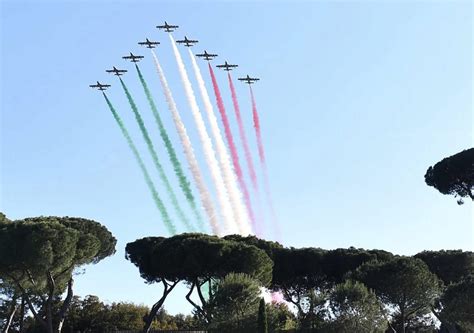 Perché le Frecce Tricolori hanno sfrecciato oggi nel cielo di Roma