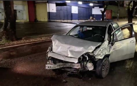 Motorista avança sinal vermelho e causa grave acidente em avenida de