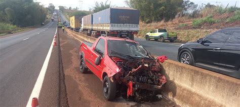 Duas Pessoas Ficam Feridas Em Acidente Na MG 050 Em Uberaba