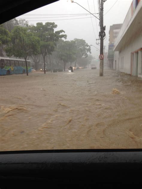 Chuva Deixa Diversas Ruas Alagadas Na Grande Vit Ria Veja Fotos E