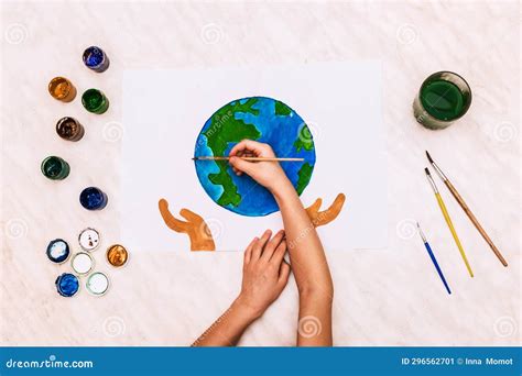 Globo En Las Palmas Dibujadas Por Pinturas Imagen De Archivo Imagen