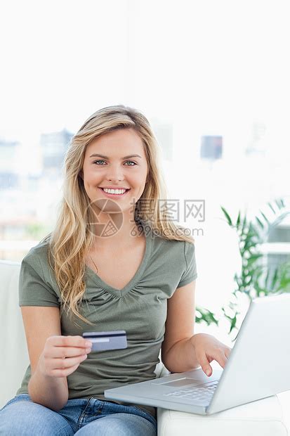 女人用信用卡和笔记本电脑在沙发上使用高清图片下载 正版图片321406584 摄图网