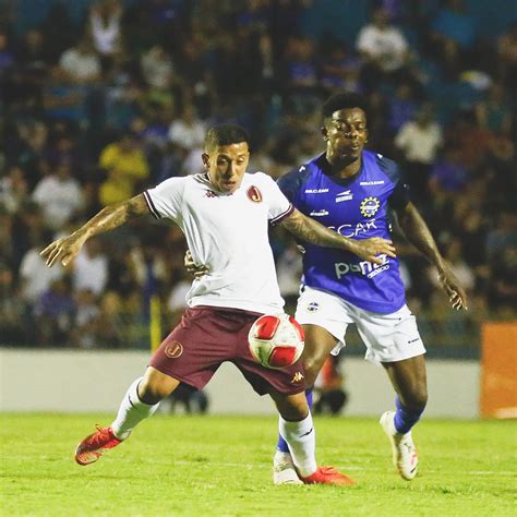 São José goleia e mantém vantagem para o Azulão