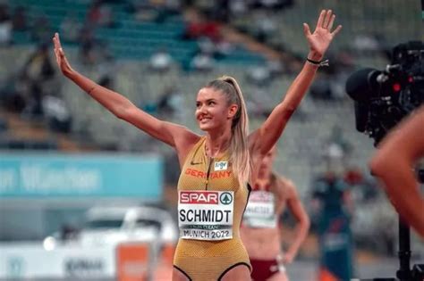 World S Sexiest Athlete Alicia Schmidt Poses For Selfie Wearing Just