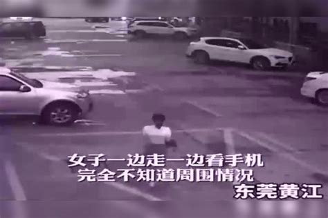 监控拍下女子边走路边玩手机突然做这动作下秒悲剧了 女子 手机 悲剧