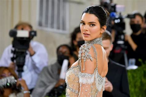Kendall Jenner Desnuda Tomando El Sol Revista Ven America