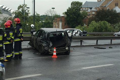 Poważny wypadek na Trasie Łazienkowskiej zablokował ruch