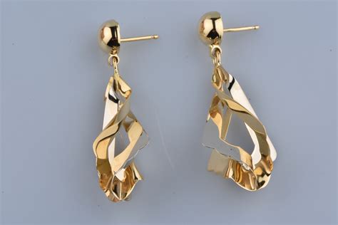 Boucles D Oreilles Pendantes En Or Jaune 18 Carats Bijoux Et Montres