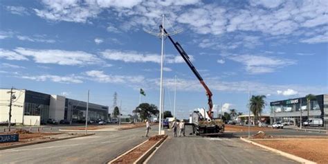 Prefeitura instala postes de iluminação na entrada da cidade