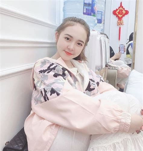 Hot girl tiểu học một thời theo đuổi hình ảnh trưởng thành gợi cảm