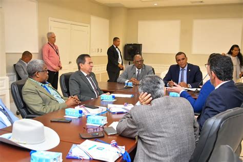 Comisión del Senado y representantes del PARLACEN se reúnen para