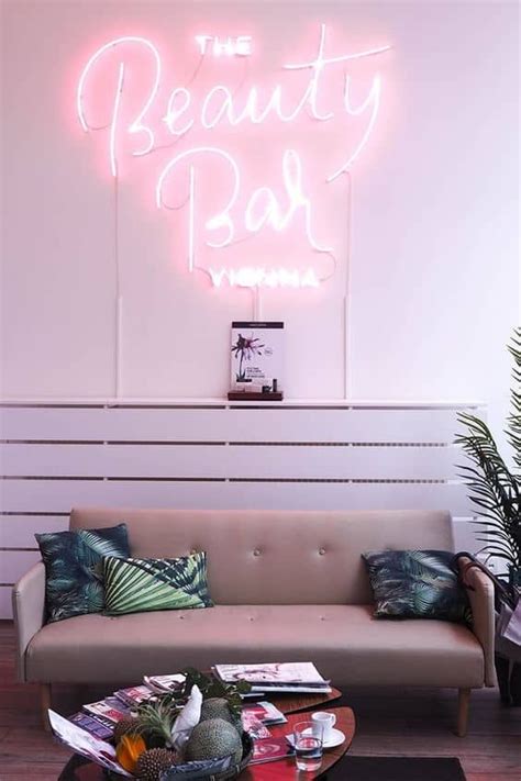 Scritte al neon per arredare le pareti ArsCity Schönheitssalon