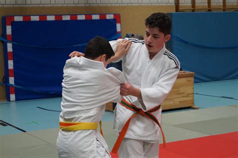 14 Judoka tragen nun den nächsten Kyu Grad Prüfung geglückt