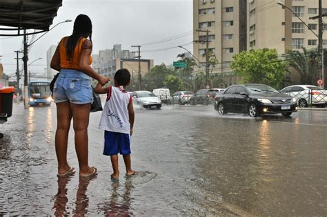 A Gazeta Chuva No Es Ruas Ficam Alagadas Em Vit Ria Ap S R Pida E