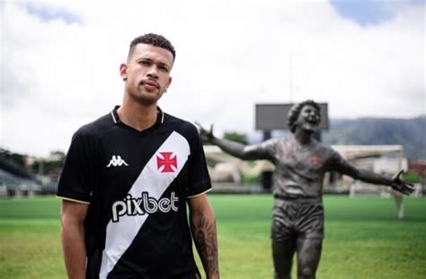 Joao Victor Sao Januario Vasco Leandro Amorim Easy Resize