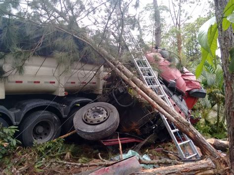 G1 Colisão em rodovia deixa caminhão totalmente destruído e motorista
