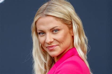 Traumfrau Gzsz Beauty Rekelt Sich Oben Ohne Am Pool