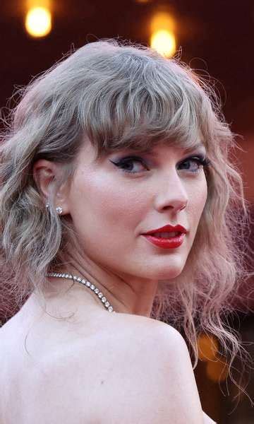 Taylor Swift posa família de fã morta durante show no Rio de Janeiro