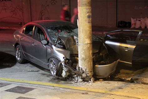 Carro bate em poste e deixa morto e três feridos na zona norte Jovem Pan