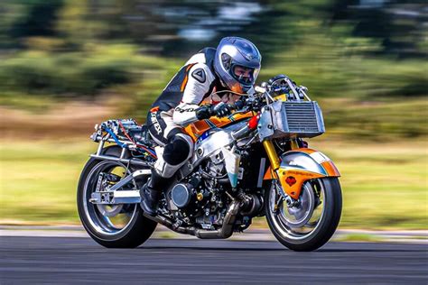 A casi 400 km h en una Suzuki Hayabusa con turbo nuevo récord mundial