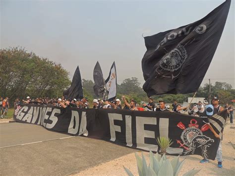 Torcida organizada do Corinthians anuncia protesto no CT nesta terça
