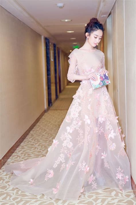 170416 赵丽颖北影节红毯造型率先曝光 今天也是小仙女啊 每日头条