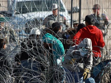 Acusa Texas A Migrantes Por Cortar Muro De Navajas En El R O Bravo