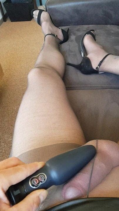 팬티 스타킹과 발 뒤꿈치에 사정 xHamster