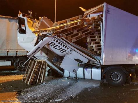 Wypadek na A1 zderzenie 3 ciężarówek na autostradzie koło Piotrkowa