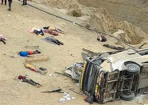 Al Menos Muertos Tras Caer Un Autob S En Un Barranco En Per Tn Tv