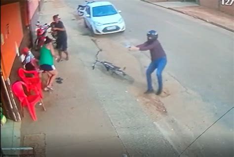 Vídeo mostra homem sendo baleado em plena luz do dia em Vilhena