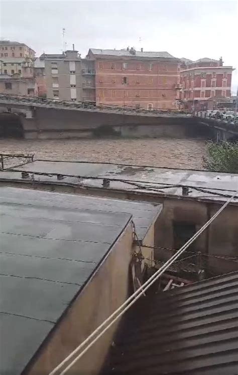 Maltempo In Liguria Allagamenti A Genova Allerta Rossa In Lombardia
